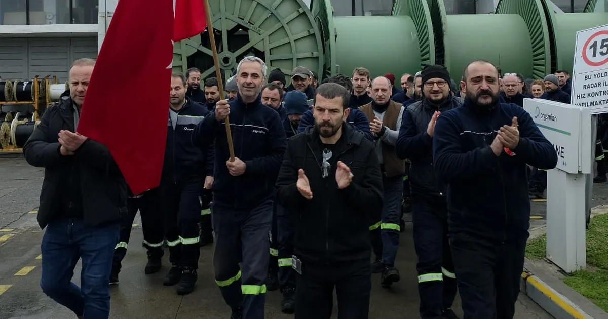 Bursa'da Birleşik Metal-İş üyesi işçiler MESS'in sefalet dayatmasına ...